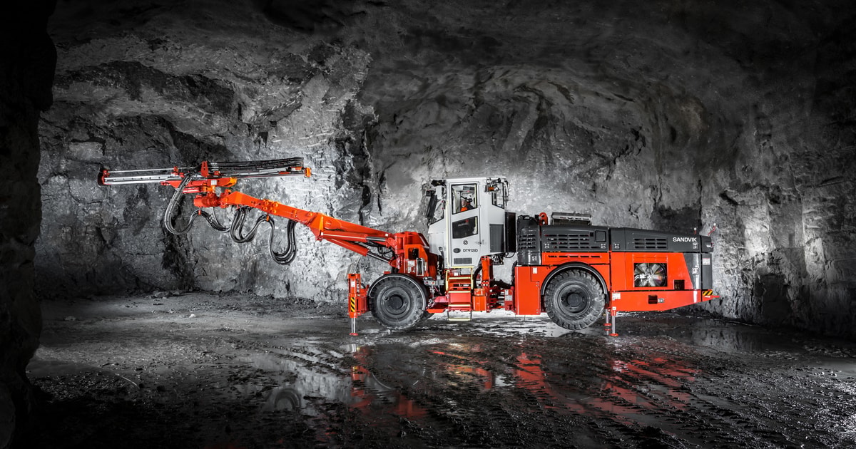 Jumbo tunelero Sandvik DT912D para minería subterránea